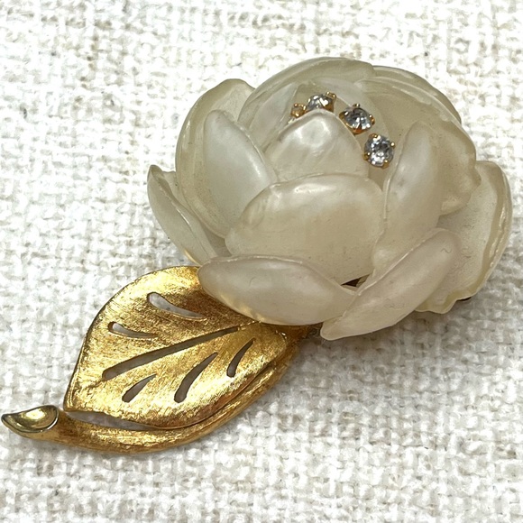Vendome | Jewelry | Vintage Vendome Lucite Brooch | Poshmark